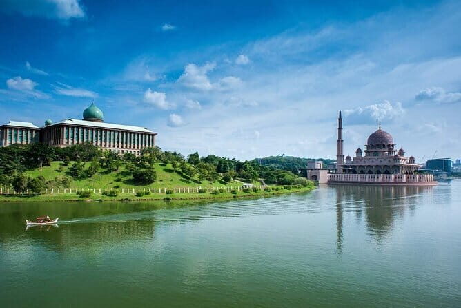 Putrajaya Open Air Tour from Kuala Lumpur with Sight SeeingCruise - Architectural gems: Putra Mosque and Perdana Putra