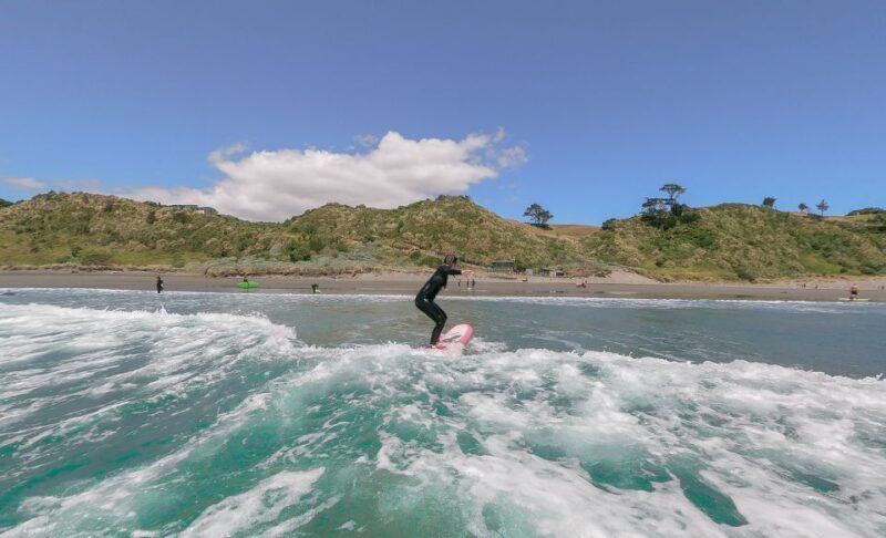Raglan: Group Surf Lesson - An In-Depth Look at the Raglan Group Surf Lesson