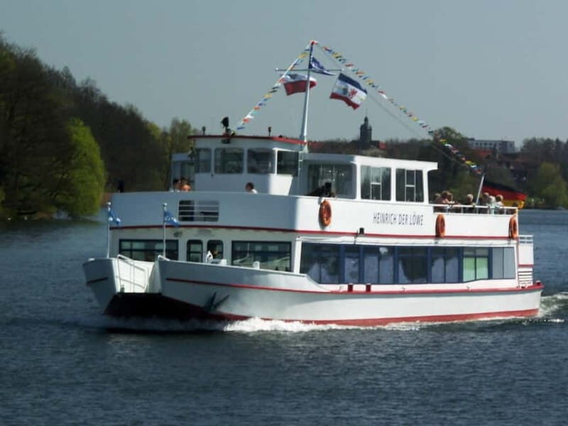 Ratzeburg Lake: 2-hour historical boat tour with entertainment - The Experience in Detail