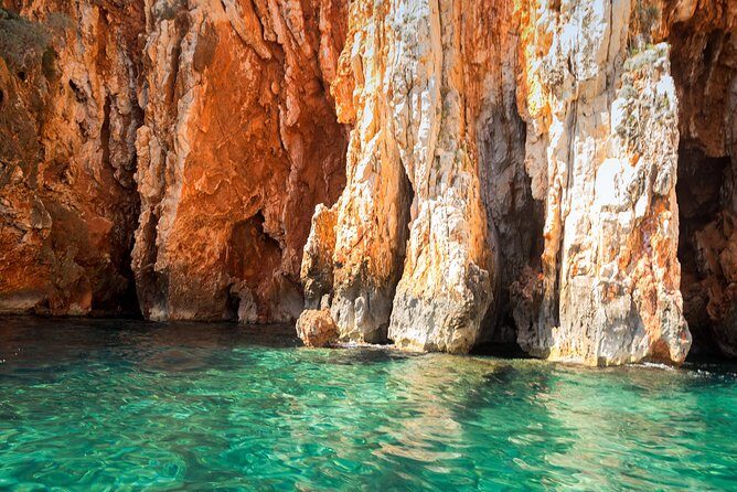 Red rocks & Hells' islands private getaway tour - Key Points