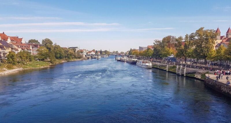 Regensburg: walking tour with italian wines and food tasting - Key Points