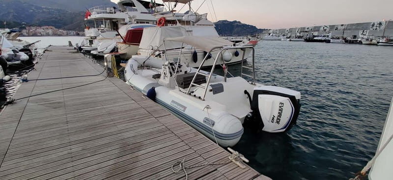 Rent a boat in Taormina without a license - Key Points