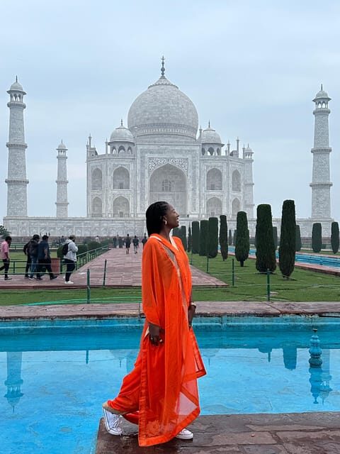 Rent a sari or kurta pajama for Taj Mahal visit & picture - Key Points