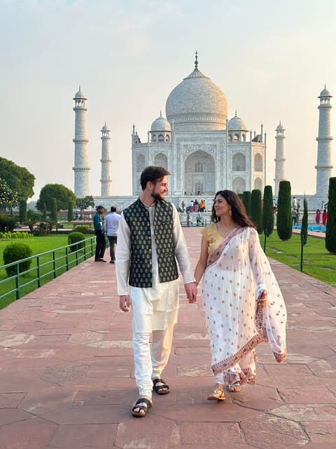 Rent a sari or kurta pajama for Taj Mahal visit & picture - What to watch out for