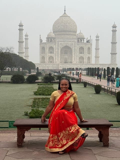 Rent a sari or kurta pajama for Taj Mahal visit & picture - The value proposition
