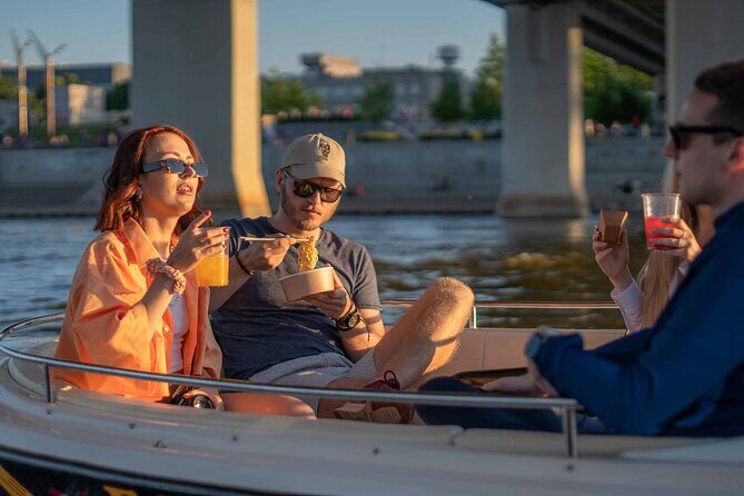 Rental of Motorboat for 5 on Vistula in Warsaw no Licenses Needed - In Summary: Who Will Love This Experience?