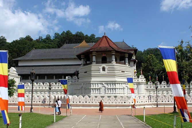 Return Airport Transfers & Kandy Day Tour From Colombo - Inclusions and Practical Details