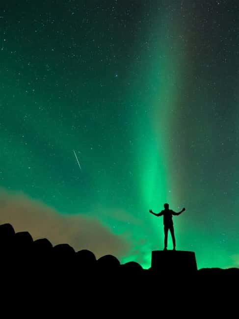 Reykjavik: Golden Circle & Northern Lights Tour - Transportation & Group Size