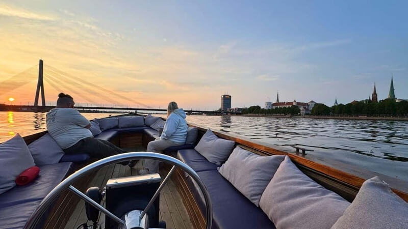 Riga: Sightseeing Cruise with Welcome Drink and Audio Guide - The Itinerary in Detail