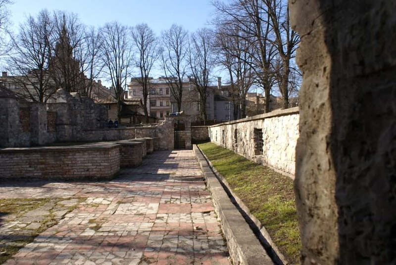 Rigas Jewish Heritage: A 2-Hour Walking Tour - The Experience of the Guide and Group