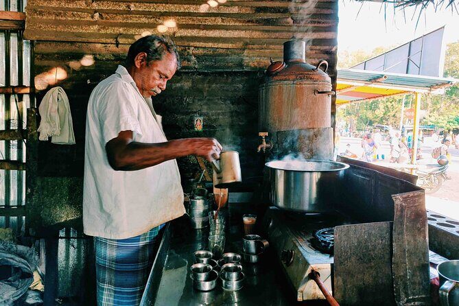 Rishikesh Half Day Street Food Tour - Satisfying Snacks: Samosas and Momos