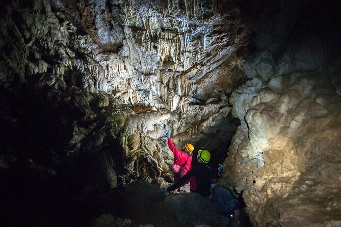 Riverbend Cave Explorer - Scenery and Journey to the Cave