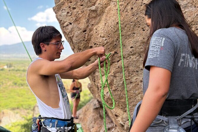Rock climbing in Oaxaca with local climbers - An Authentic Climbing Experience in Oaxaca