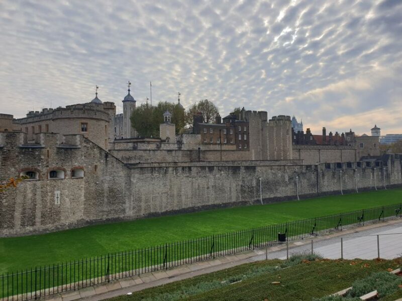 Roman Ruins to Blitz Bombings: London's Fiery History - Key Points