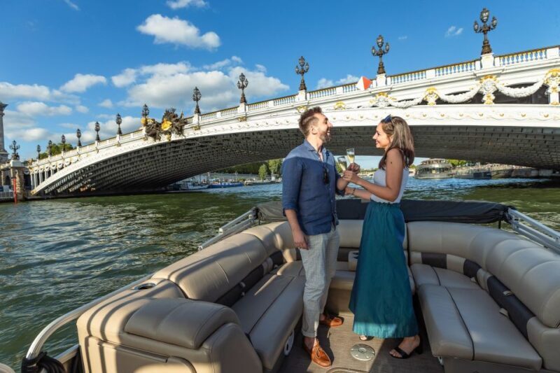 Romantic photo shooting on a private boat in Paris - An In-Depth Look at the Experience