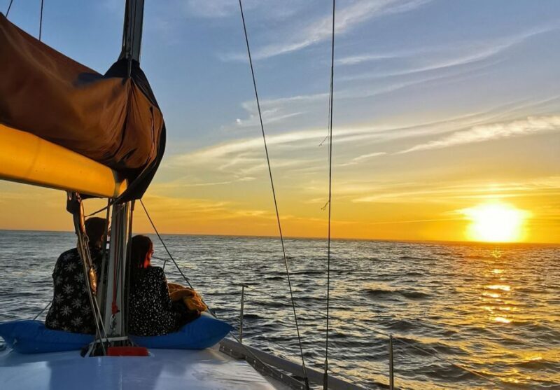 Romantic Tour on a Luxury Sailboat with Vintage Transfer 4H - FAQ