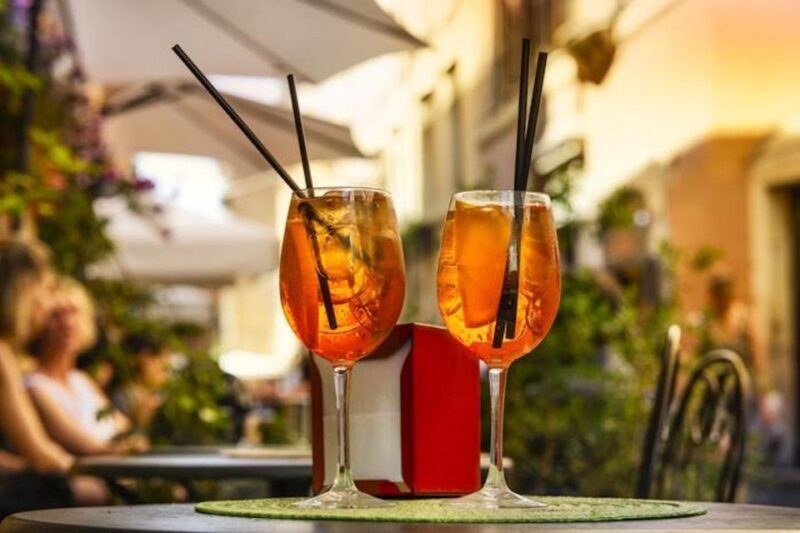 Rome: Evening Walking Tour with Cocktails and Local Guide - Key Points