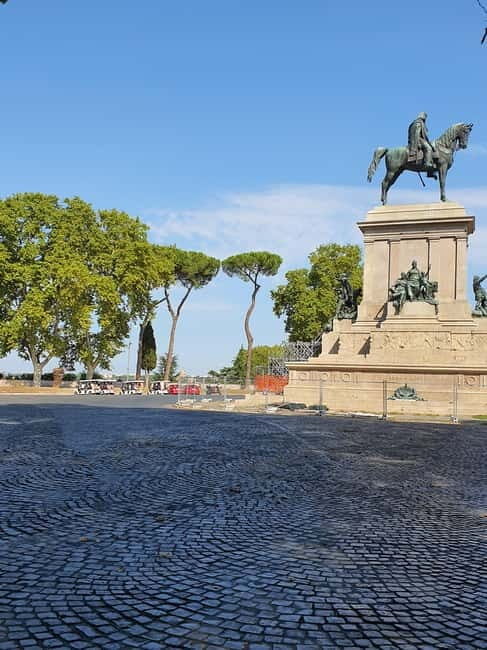 Rome: Highlights Golf Cart Tour with Pizza Snack & Gelato - The Guides and Group Size: Personal and Engaging