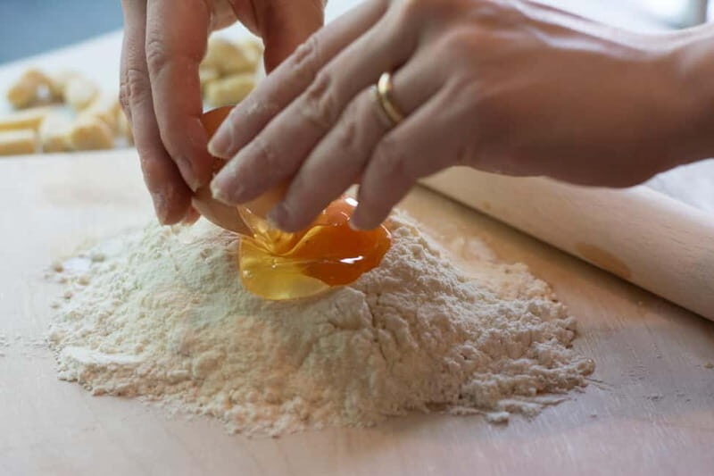 Rome: Pasta, Ravioli, and Tiramisu Cooking Class with Wine - Authenticity and Shared Experiences