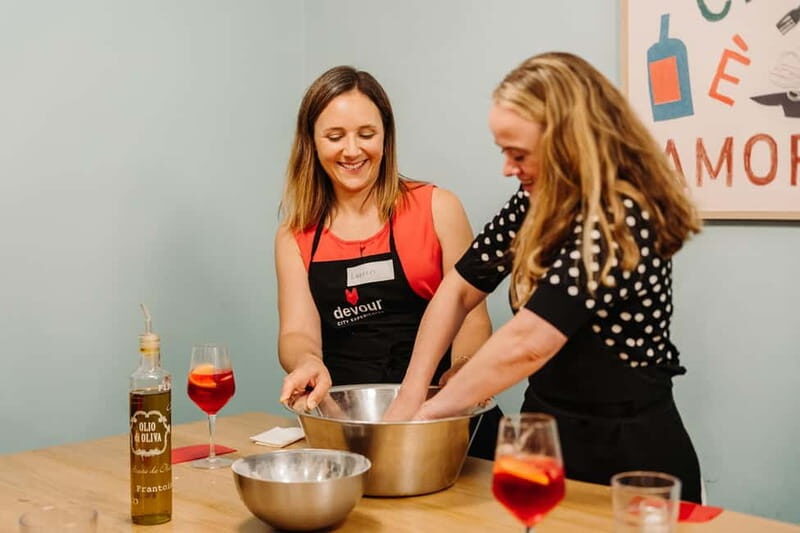 Rome: Pizza Making Class with Dessert & Drinks Included - Key Points