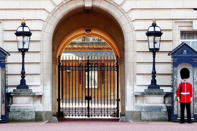 Royal London Guided Tour with Changing of the Guard - Accessibility and Logistics