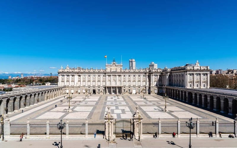 Royal Palace of Madrid: Private tour with entrance included - Why This Tour Excels