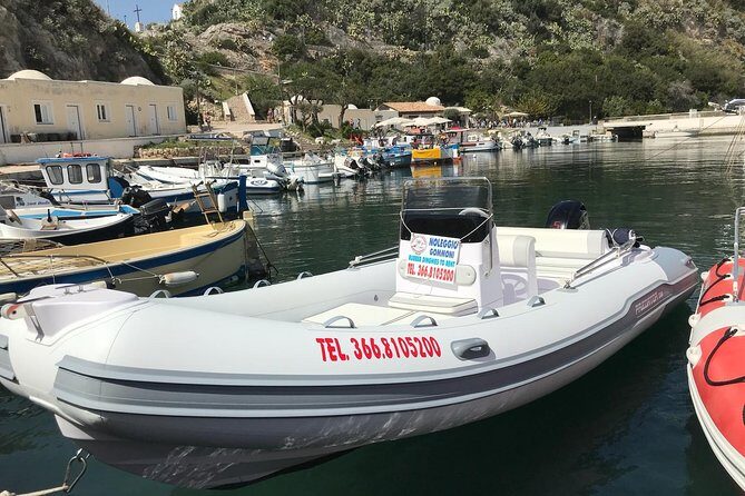 Rubber dinghy to rent Predator 599 40CV (Without License) - Key Points