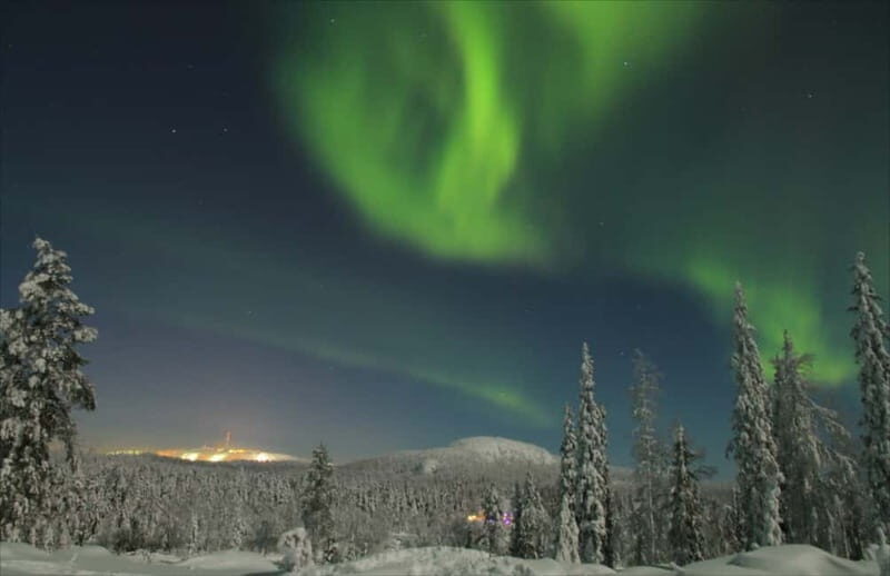 Ruka: Northern Light Hunt by Minivan - Authenticity and the Value of Guided Aurora Hunting