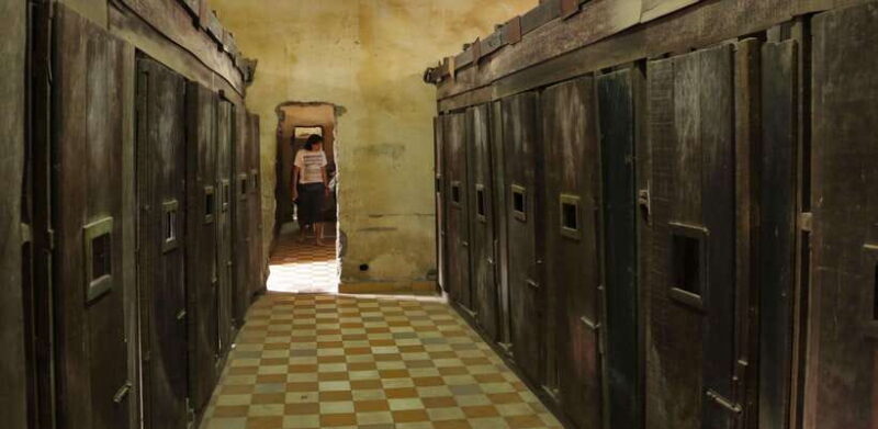 S21 & Killing Fields Tour with Khmer Lunch & Drink - Key Points