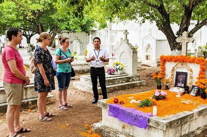 Sacred Souls: Dia de los Muertos Cultural Tour - The Group Size and Atmosphere