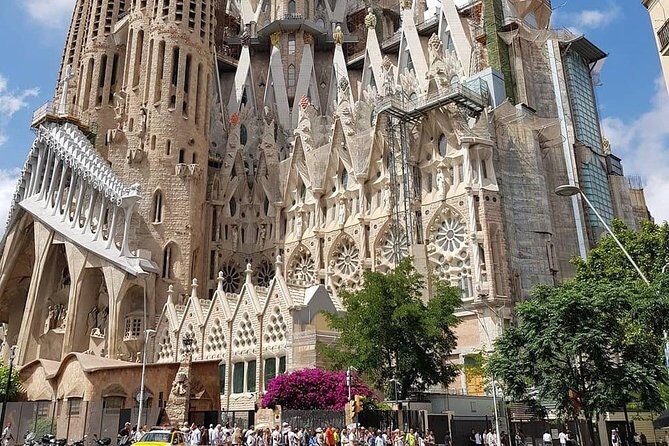 Sagrada Familia Guided Tour with Fast-Track Entry - A Closer Look at the Experience