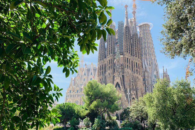 Sagrada Familia & La Pedrera Small Group Tour with Cava Tasting - Wandering the Eixample District