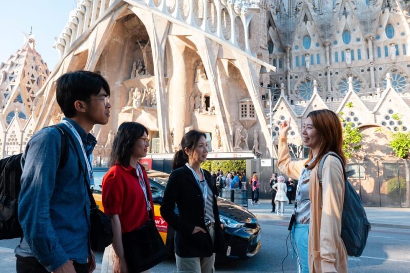 Sagrada Familia Tour with Express Entry and Local Guide - An In-Depth Look at What You Can Expect