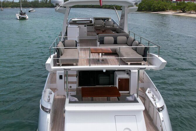 Sailing into the sunset on a personalized luxury Yacht Charter - An In-Depth Look at the Yacht Experience
