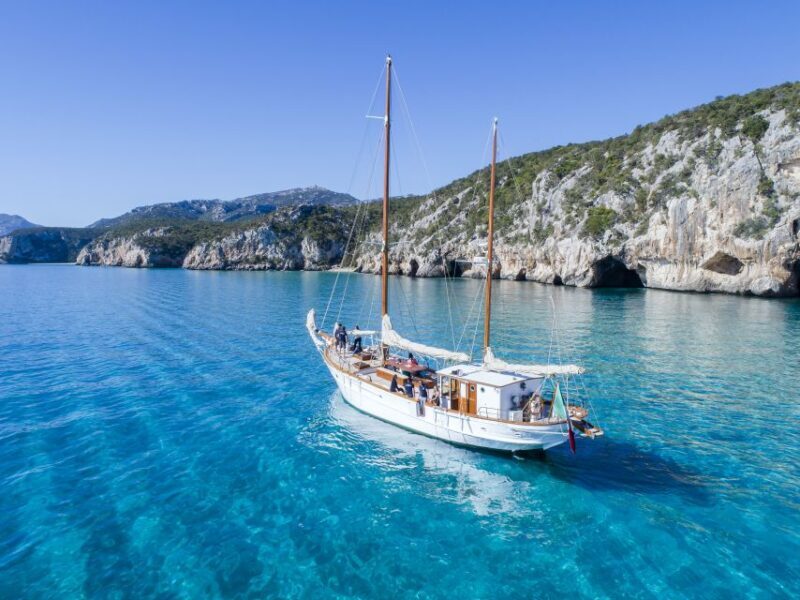 Sailing ship in exclusive, tour around the Gulf of Orosei - Key Points