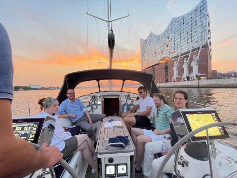 Sailing trip ''the Elbe by night", Hamburg/Elbe - The Practicalities: Timing, Group Size, and Weather