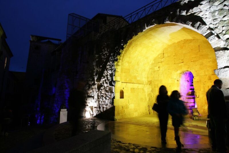 Salamanca: Local Legends Evening Walking Tour in Spanish - Starting Point and First Impressions