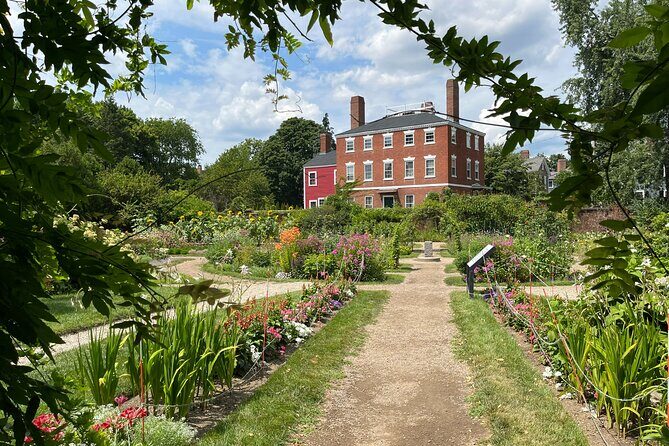 Salem Witch Tour from Boston by Train with Museum Tickets - Museums: Witch or Pirates?