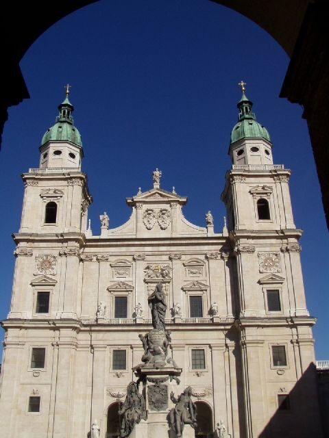Salzburg 2.5-Hour Walking Tour: Mozart, Old Town & More - The Guide and Group Experience