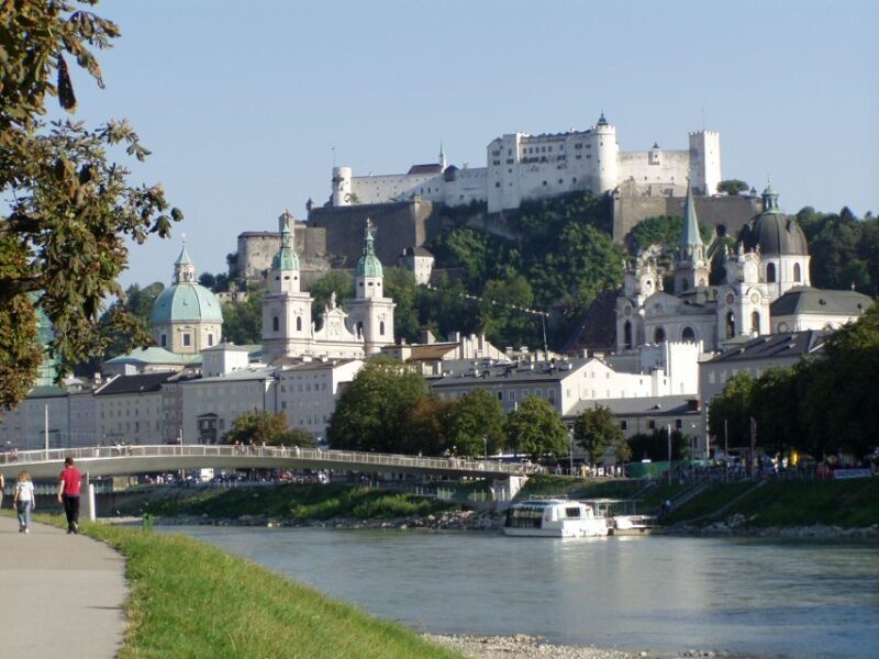 Salzburg 2.5-Hour Walking Tour: Mozart, Old Town & More - Atmosphere, Comfort, and Accessibility