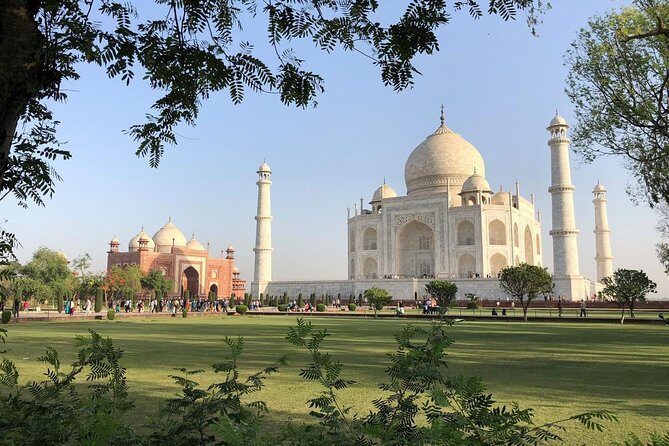Same Day Taj Mahal, Agra Fort & Baby Taj Tour from Delhi by Car - Arriving in Agra: First Impressions