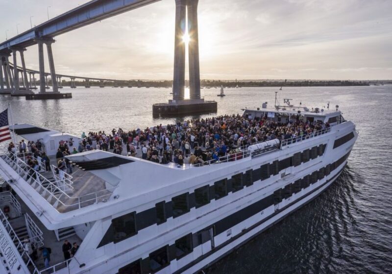 San Diego: Christmas Day Buffet Brunch or Dinner Cruise - An In-Depth Look at the Cruise Experience