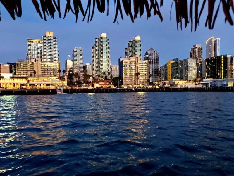 San Diego: Enjoy a jazz cruise on Laki's Lounge - A Relaxed Night with Stunning Vistas and Vintage Vibes