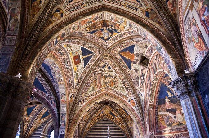 San Gimignano and Winery Experience with Light Lunch from Lucca - Visiting San Gimignano