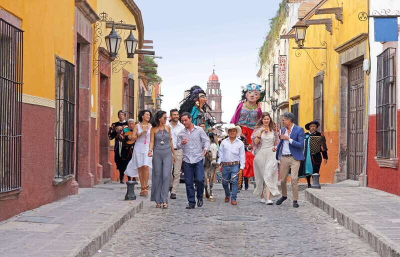 San Miguel De Allende: Downtown Landmarks Walking Tour - The Streets and Architecture