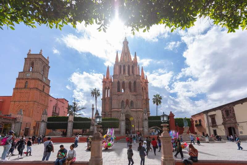 San Miguel: Landmarks and Lunch Walking Tour in English - Key Points