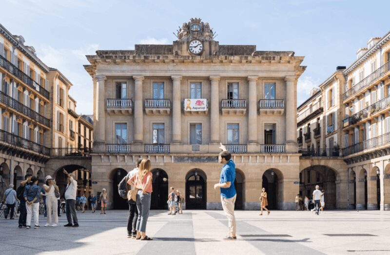 San Sebastian Aquarium Entry Ticket and City Walking Tour - The Tour in Detail: What to Expect