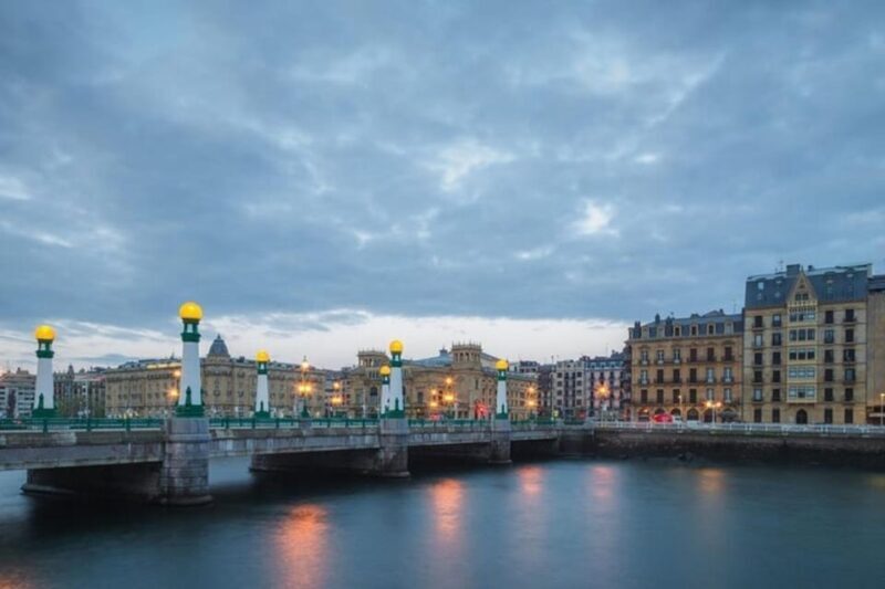San Sebastian : Must-See Attractions Walking Tour - Exploring San Sebastian in Two Hours: A Practical Overview