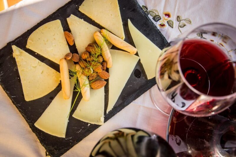 Santiago de Compostela: Cheese and Wine Tasting Experience - What To Expect During Your Tasting