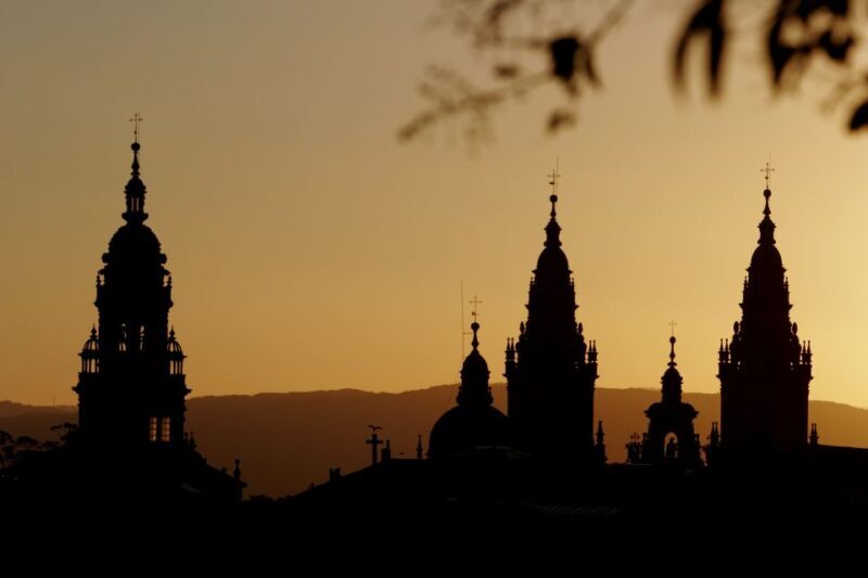 Santiago de Compostela: legends tour and galician dinner - Key Points